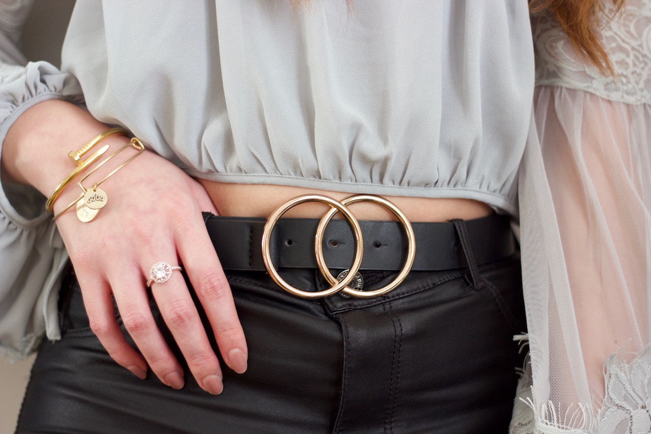 Fashion Tips for Wearing a Belt Buckle - Apron Anxiety - Women's ...